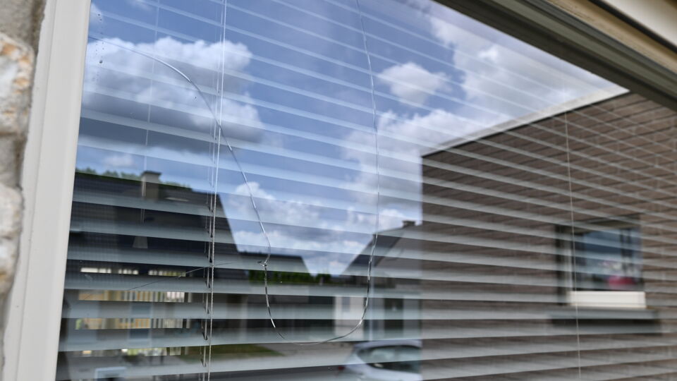 Buurtbewoners waterproductiecentrum in Stasegem meten schade aan huizen ...