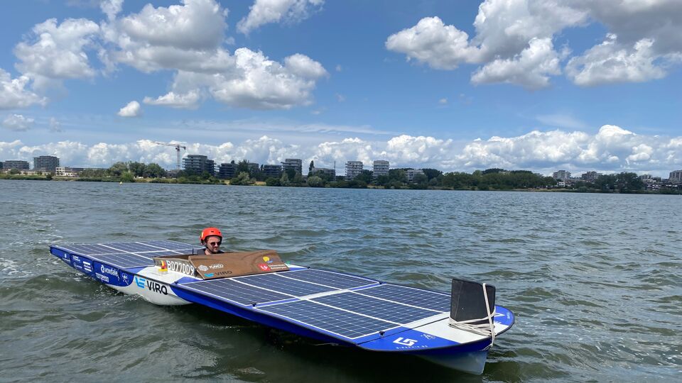Antwerpse studenten maken testvaart met eigen boot op zonne-energie ...