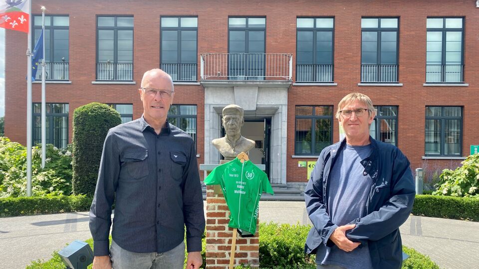 Supporter huldigt wielrenner Herman Vanspringel met groene truitjes in ...