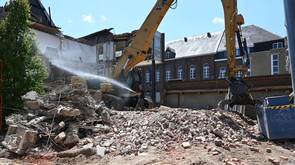 Afbraakwerken klooster in Heule gestart 2 jaar na zware brand | VRT NWS ...