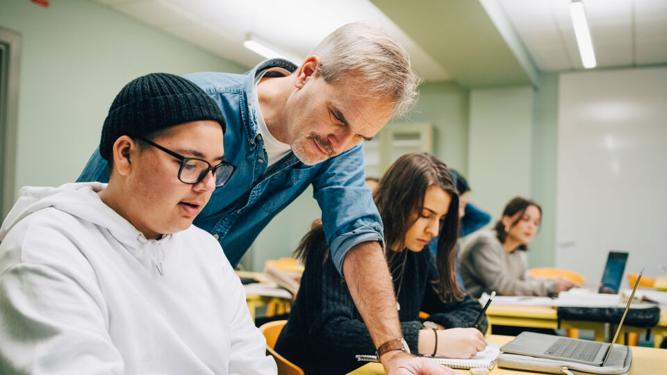 Loonkloof tussen onderwijs en privésector bedraagt minder dan 4 procent (als je extralegale ...