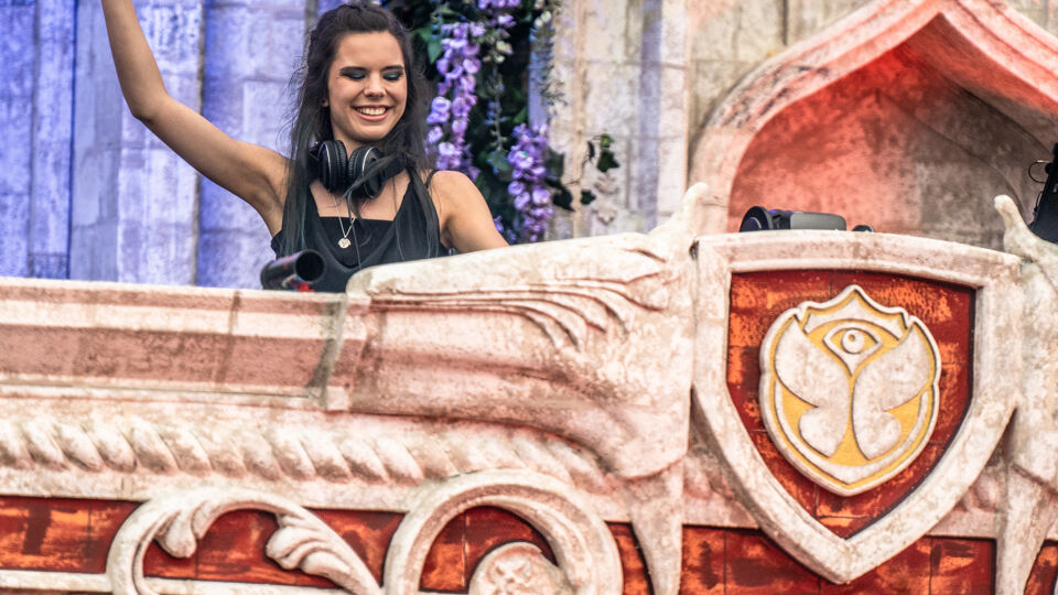 Amber Broos (20) is jongste vrouwelijke dj op hoofdpodium Tomorrowland ...