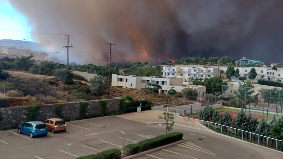 Duizenden toeristen op het Griekse eiland Rhodos geëvacueerd ...