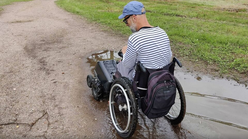 Rolstoelgebruiker test alle paden in Nationaal Park Hoge Kempen uit met ...