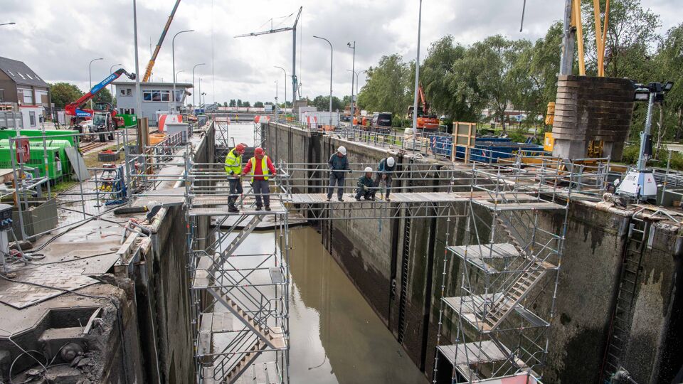 50 jaar oude sluis in Ooigem drooggelegd voor renovatie: nieuwe sluizen ...