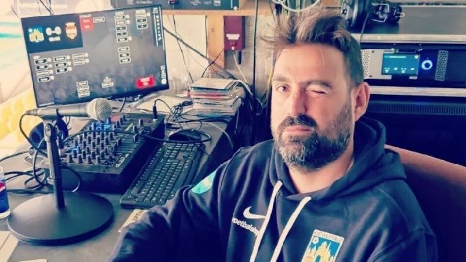 Stand-up comedian Tom Cools is nieuwe stadionomroeper van KVC Westerlo: "Ik hoop dat ik ...