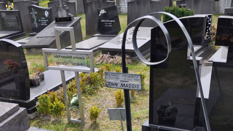 Buurtcomité 'Gentbrugge Leeft' wil graf John Massis behouden | VRT NWS ...
