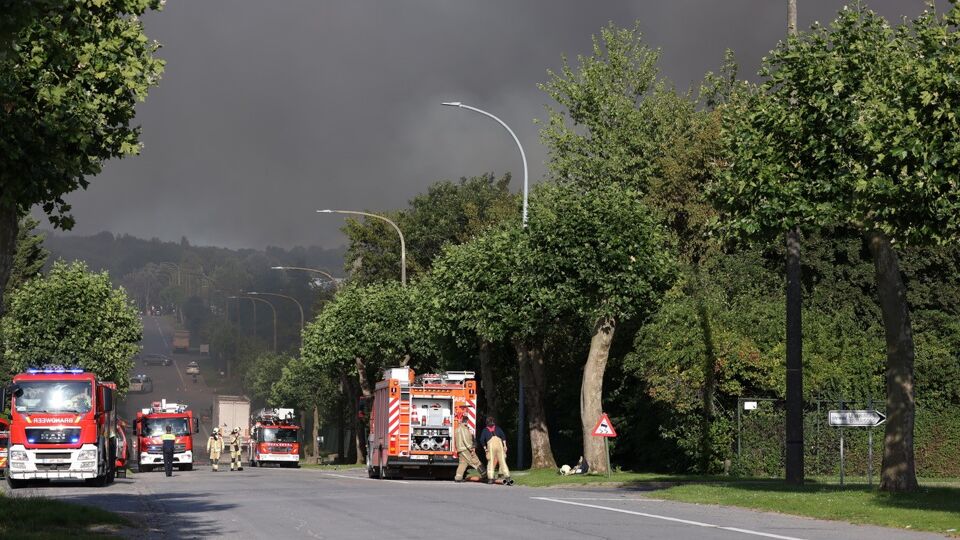 Zware brand in Ronse onder controle: burgemeester roept op ramen en ...