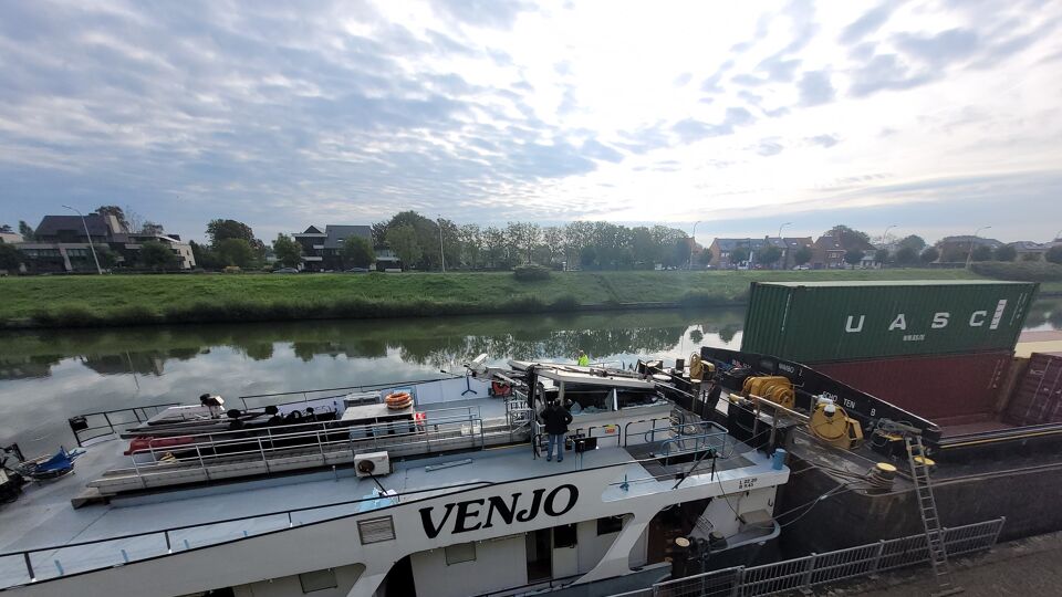 Hetzelfde schip vaart voor derde keer tegen een brug op Zeekanaal | VRT ...
