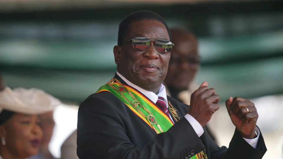 President Zimbabwe beëdigd voor tweede ambtstermijn na omstreden ...