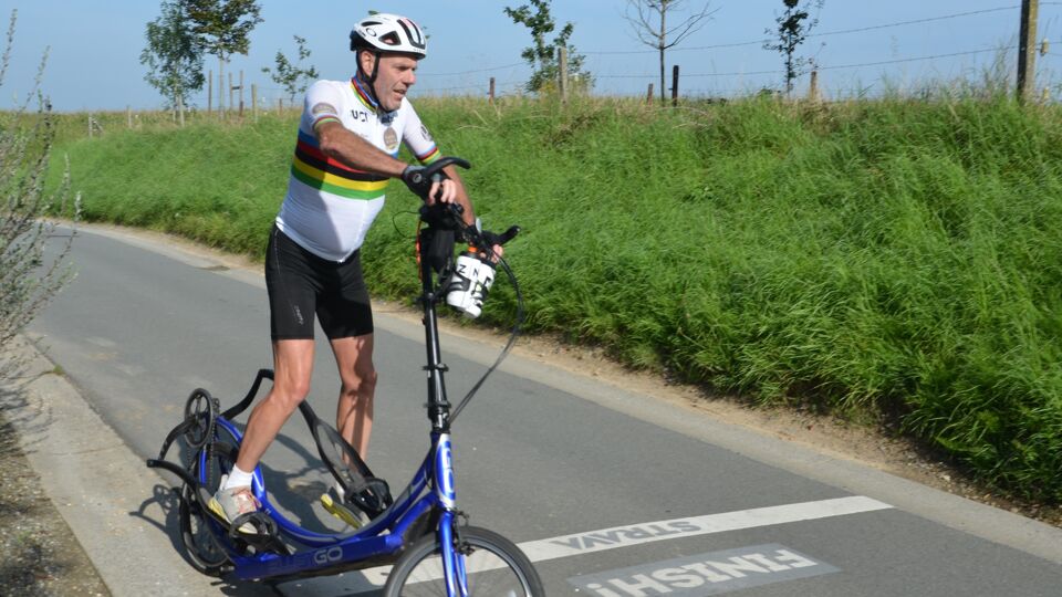 Met elliptische fiets de Berendries in Brakel 140 keer op en af: "We ...