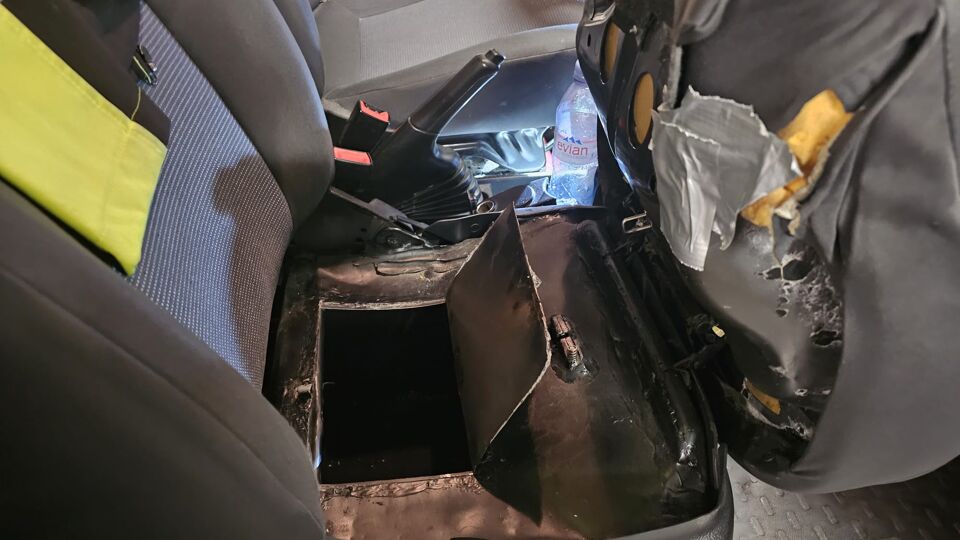 Politie ontdekt drugs in verborgen ruimte van bestelwagen in Sint-Jans ...