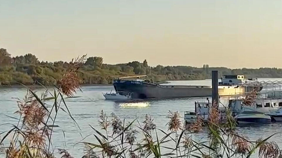 BEKIJK - Omstaander filmt aanvaring tussen binnenvaartschip en ...