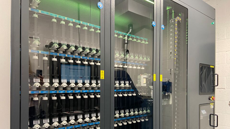 Primeur in Belgische autosector: eerste volautomatische verfmengmachine ...