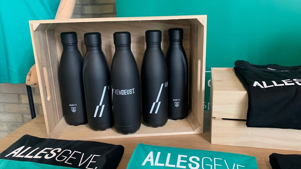 "Allesgeve" en "Kemdeust": stad Antwerpen start samen met kledingmerk ...