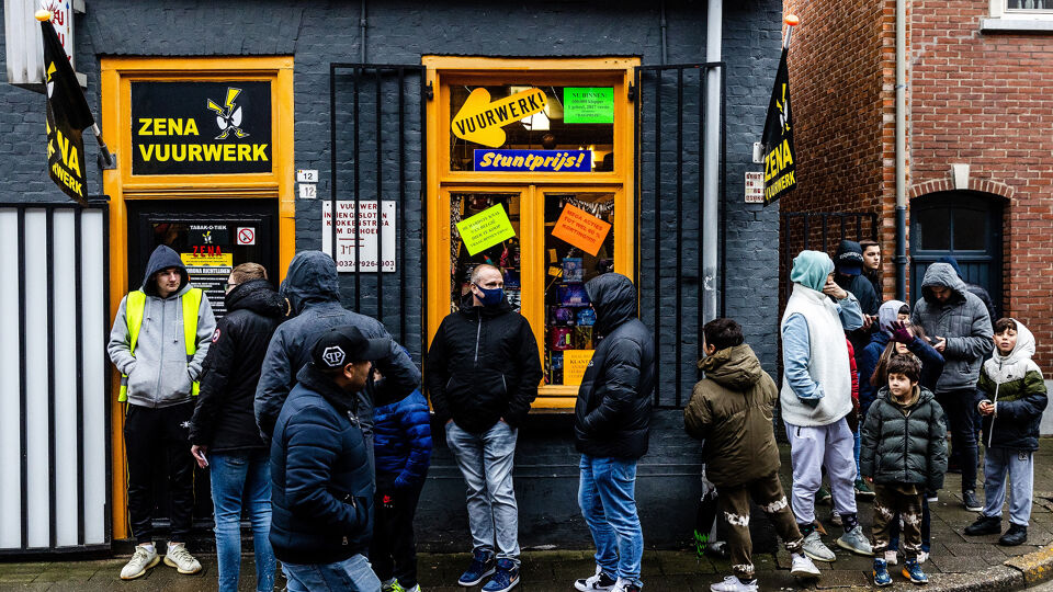 Baarle-Hertog opnieuw overspoeld door Nederlandse vuurwerktoeristen ...