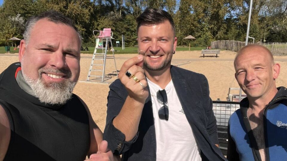 Duikers vissen verloren ring na 17 jaar uit de Gentse Blaarmeersen: “Nu ...