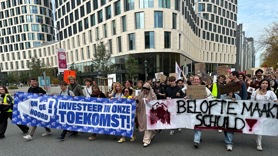 "Ons geld is op": 2.000 mensen betogen tegen besparingen hoger ...