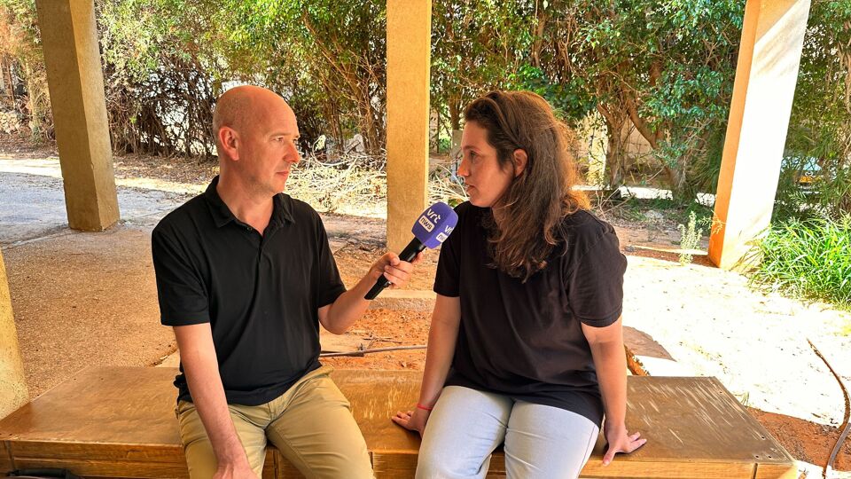 VRT NWS sprak met Israëlische vrouw van wie zes familieleden gegijzeld ...