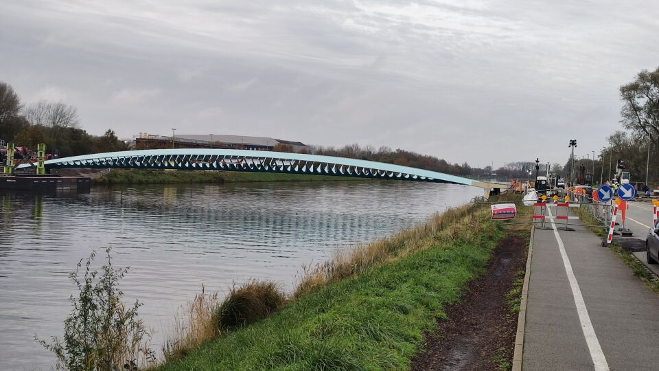 Fiets- en voetgangersbrug van 90 meter en 230 ton over Watersportbaan ...