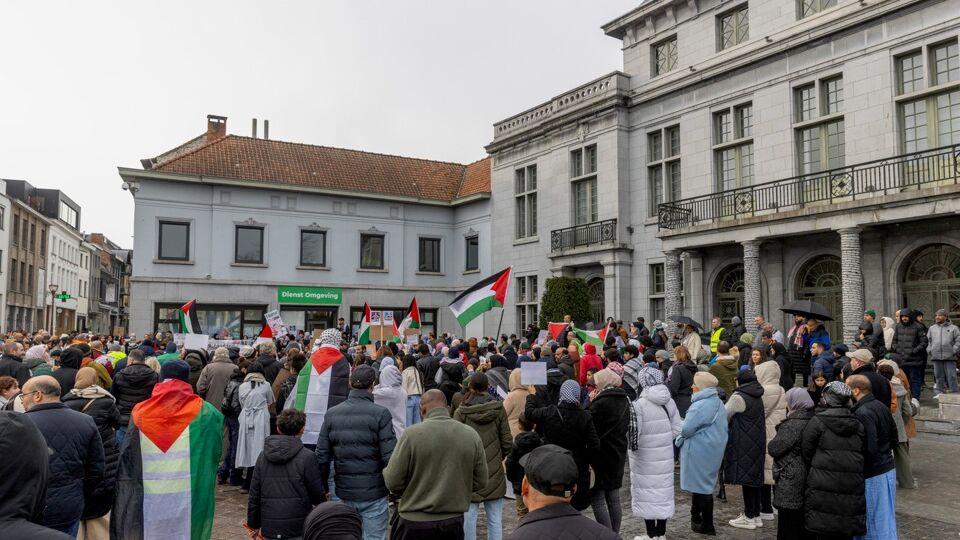 Zo'n 500 pro-Palestijnse betogers verzamelen op Grote Markt van Ronse ...