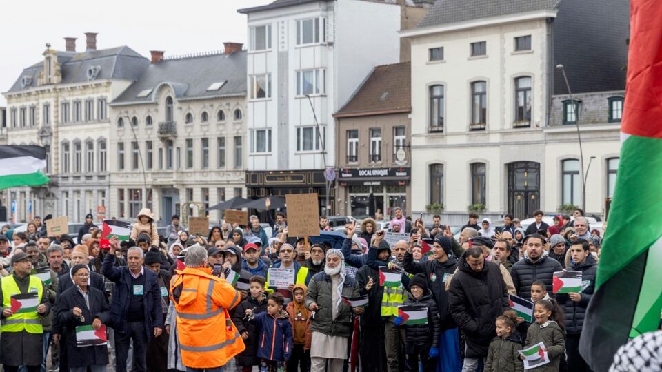 Zo'n 500 pro-Palestijnse betogers verzamelen op Grote Markt van Ronse ...