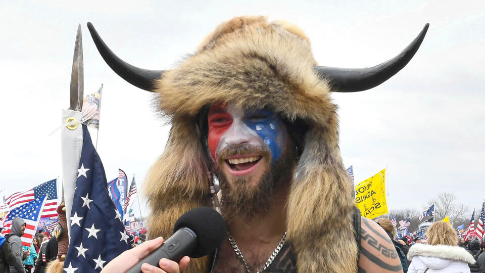 Van bestorming naar verkiezing: "Man met hoorns" Jacob Chansley doet ...