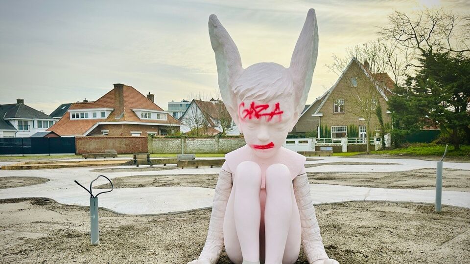Bronzen beeld "Benjamin" in Wenduine besmeurd met graffiti | VRT NWS ...