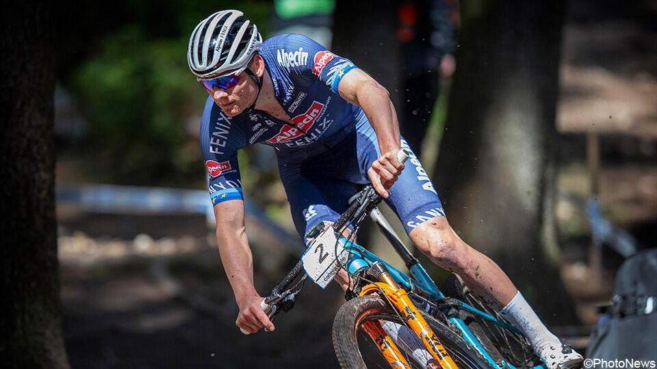 Mathieu van der Poel haalt in Nove Mesto zijn mountainbike van onder ...