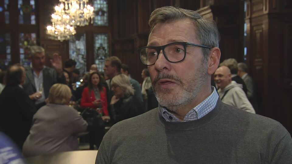 Basketbalkeizer Willy Steveniers viert 85e verjaardag in Antwerps ...