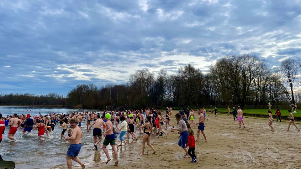 Tickets voor oudejaarsduik in Plas van Rotselaar sneller uitverkocht ...