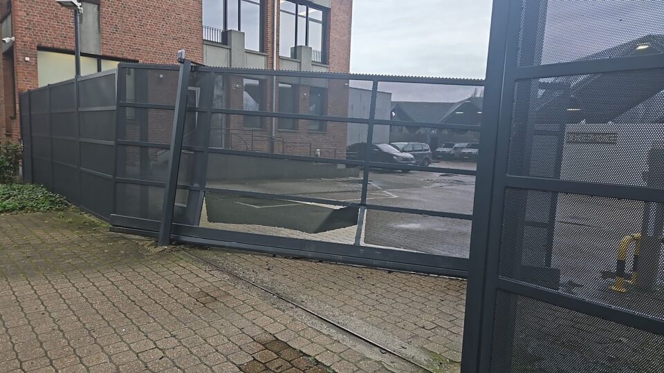 Man die poort van politiekantoor in Dendermonde 22 keer ramde vrij ...