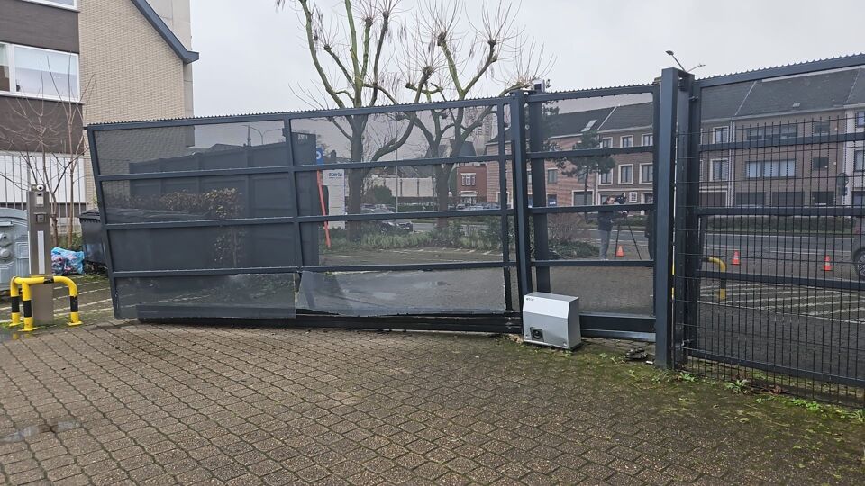 Man die poort van politiekantoor in Dendermonde 22 keer ramde vrij ...