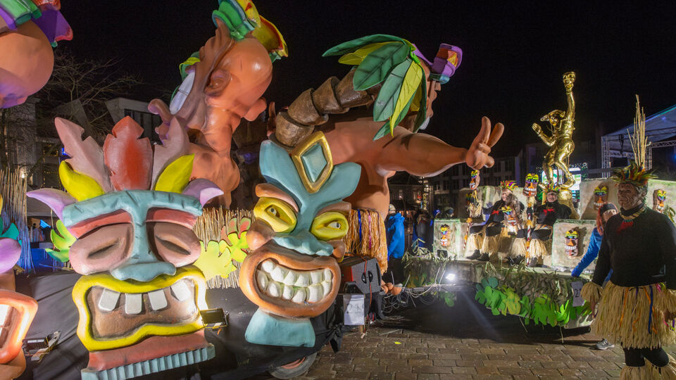 Bommelsfeesten in Ronse lokken massa volk met carnavalsstoet en ...