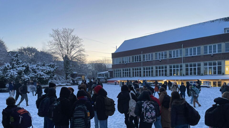 Middelbare school Tienen blijft bewust open: "Sneeuwpret op school is ...