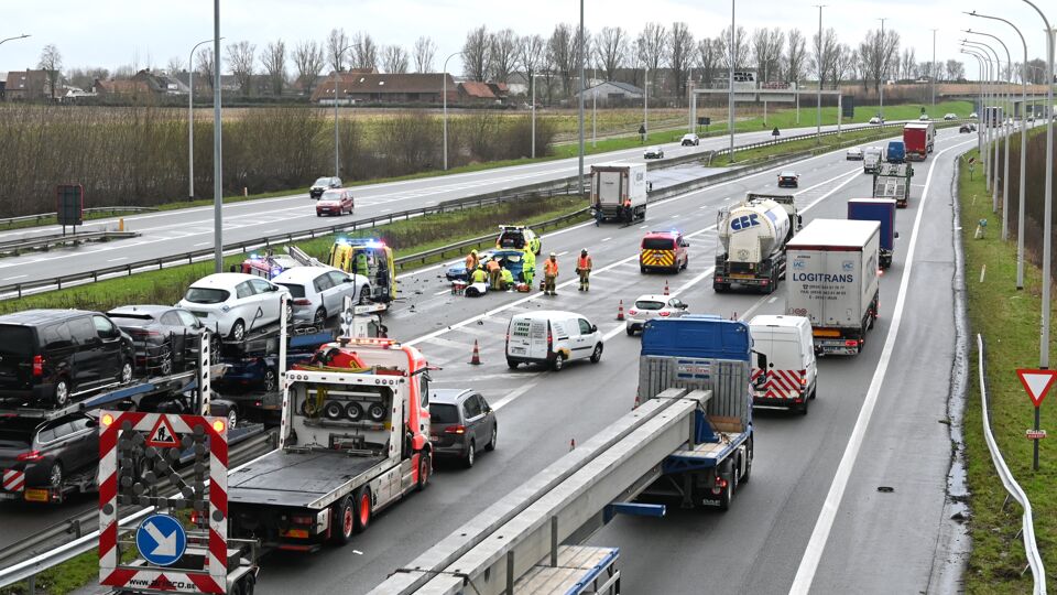 Auto slipt op autosnelweg in Aalbeke en botst met vrachtwagen ...