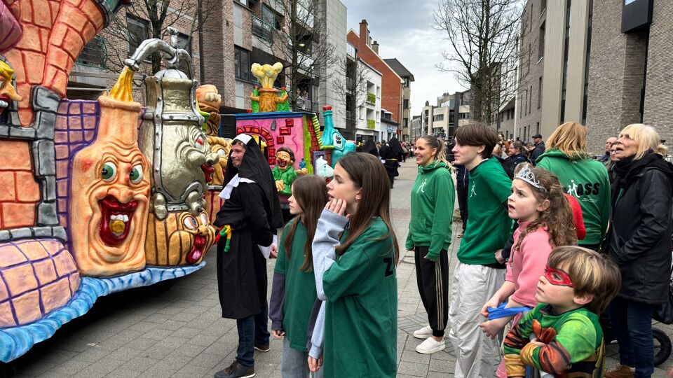 Prikkelarme zone tijdens carnavalstoet in Genk enthousiast onthaald ...