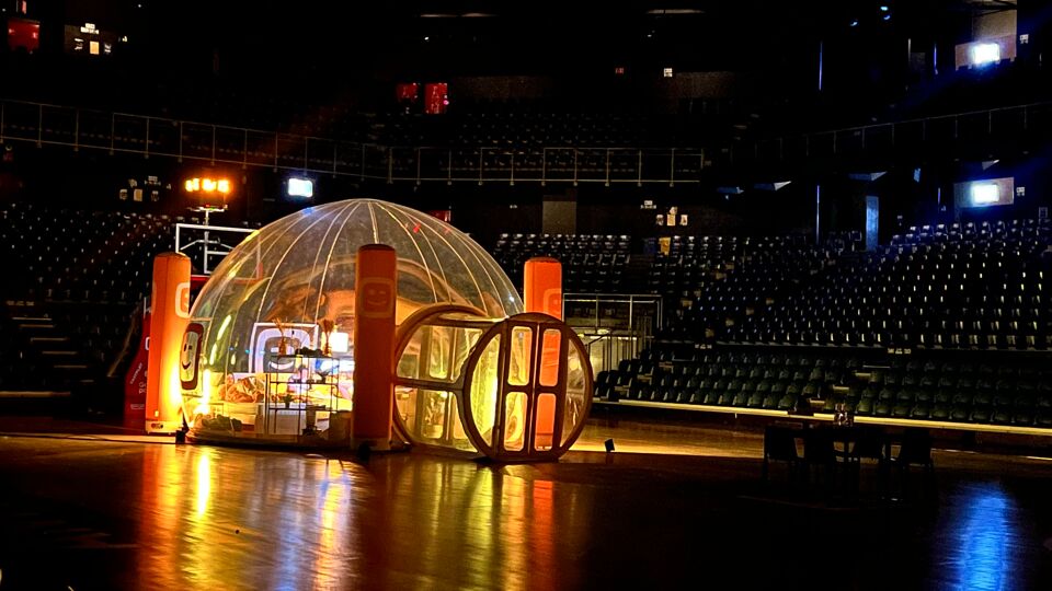 Vier vriendinnen overnachten in Lotto Arena voor basketbalmatch tegen ...