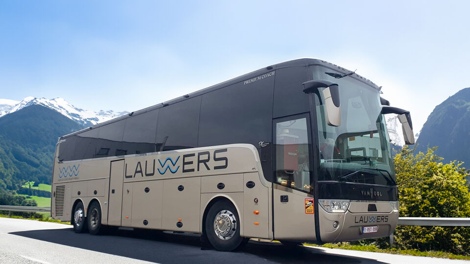 Stormloop op bussen van Reizen Lauwers in Boechout voor finale Antwerp op Heizel: "We zijn voor ...