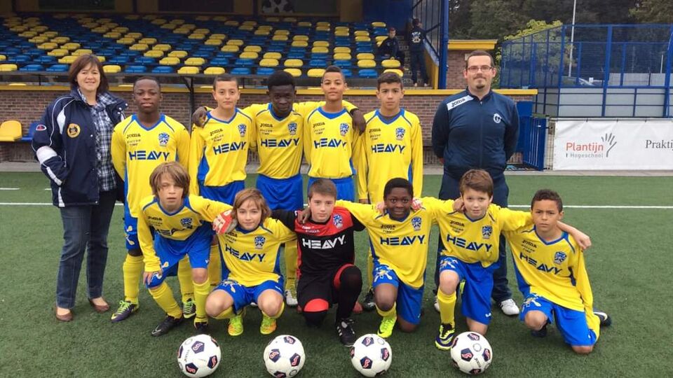 Voetbalclub City Pirates trots op Koni De Winter (21) als Rode Duivel ...