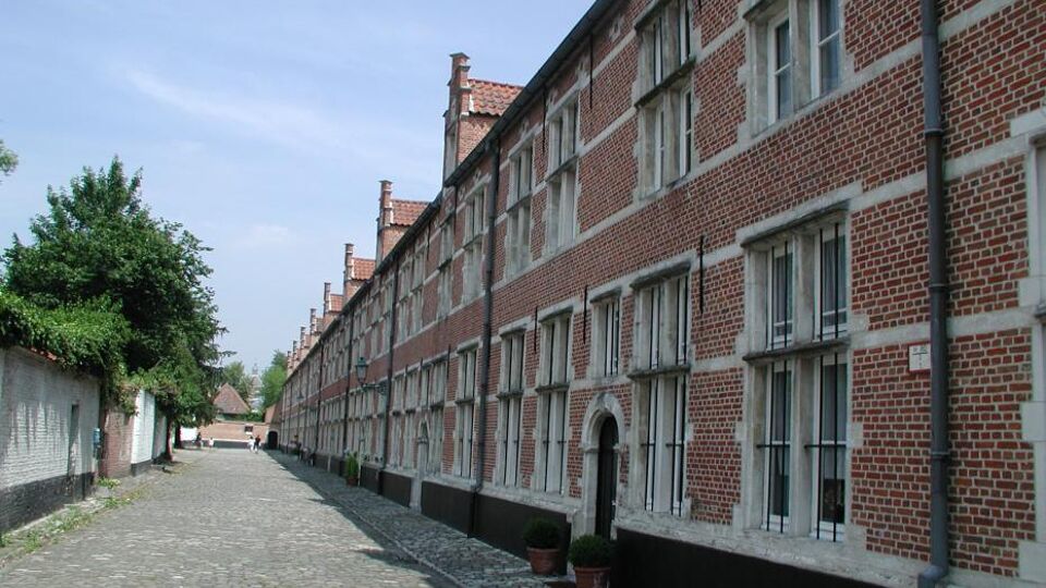 Politie betrapt 2 dieven met 55 kilo lood uit begijnhof in Lier | VRT ...