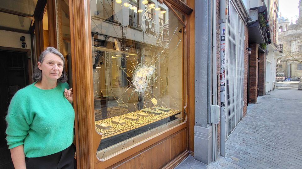 Dief gooit losse straatstenen door etalage Antwerpse juwelier en steelt ...