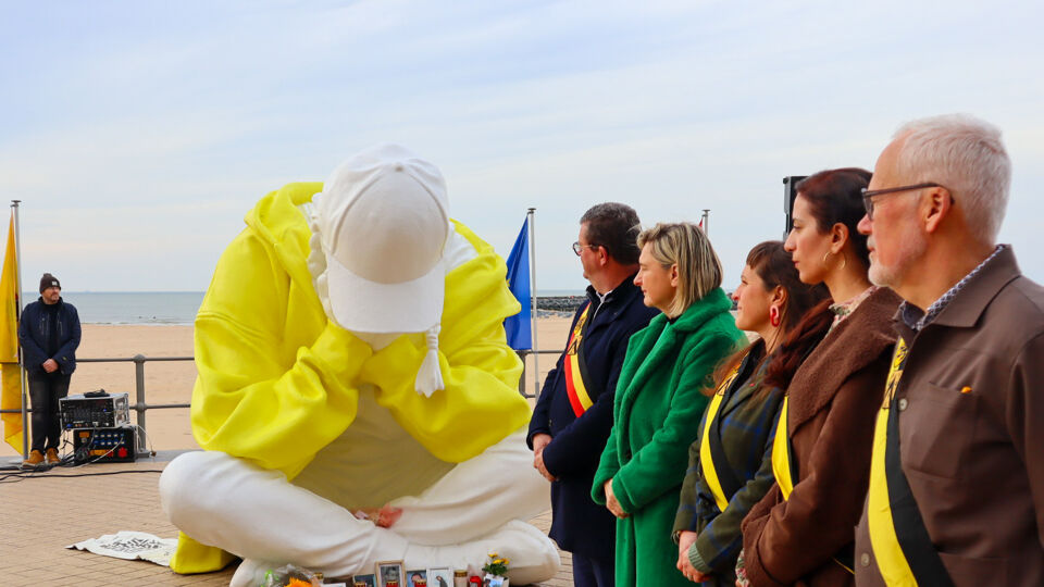 Op Zeedijk Oostende staat kunstwerk tegen taboe rond zelfdoding bij ...