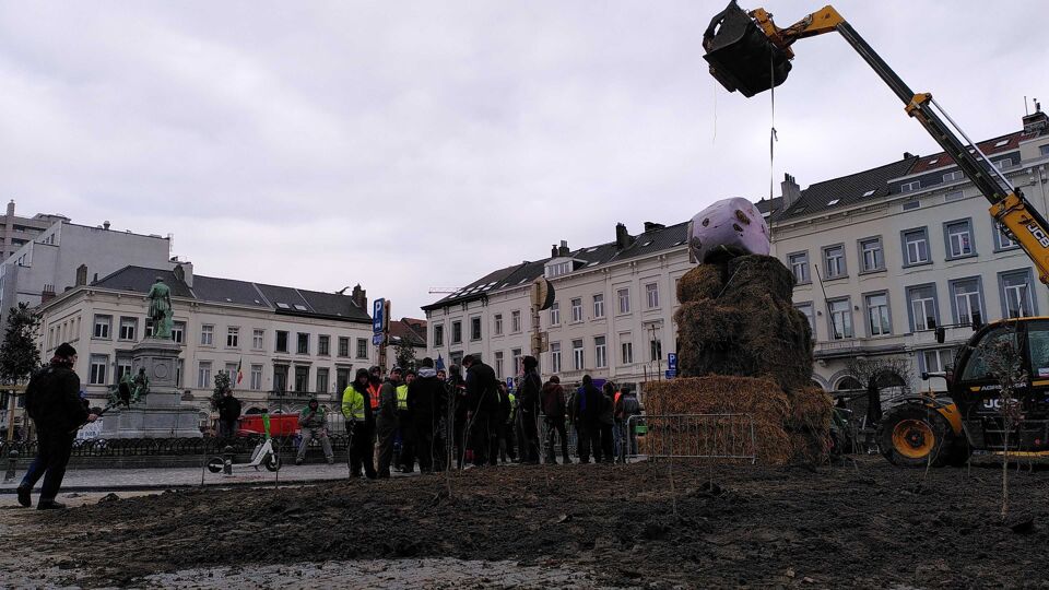 Twee agenten gewond geraakt tijdens boerenprotest in Brussel | VRT NWS ...