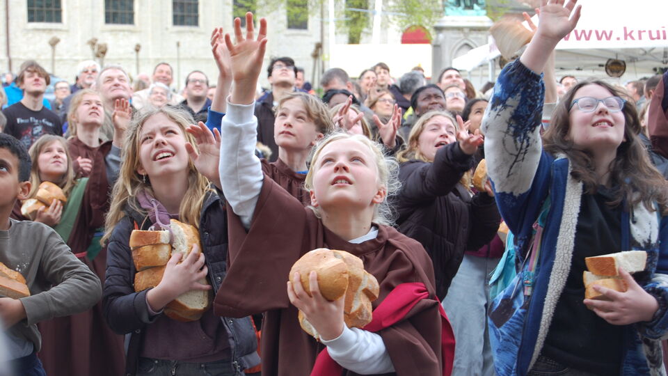 Rupelmonde herdenkt Witte Donderdag met traditionele 'apostelbrokken ...