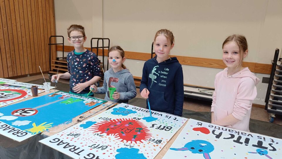Peltse kinderen schilderen Graag Traag-borden voor meer ...