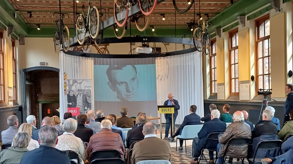 Portret Briek Schotte op 'koppenmuur' in KOERS-museum Roeselare | VRT ...