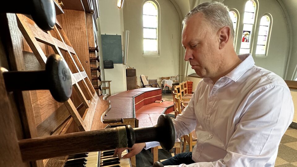 Organist Gerry Dirix van kerk Heusden springt bij in andere parochies ...