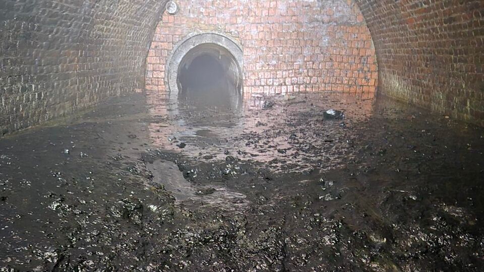 Zoutleeuw ruimt slib uit grachten om wateroverlast te voorkomen ...