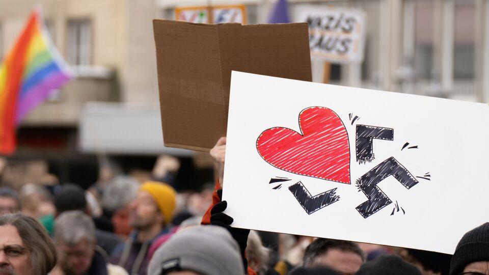 Zwitsers parlement stemt wet die extremistische symbolen verbiedt | VRT ...